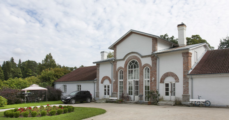 Oil and Stone Driveway - Embracing Time-Tested Elegance